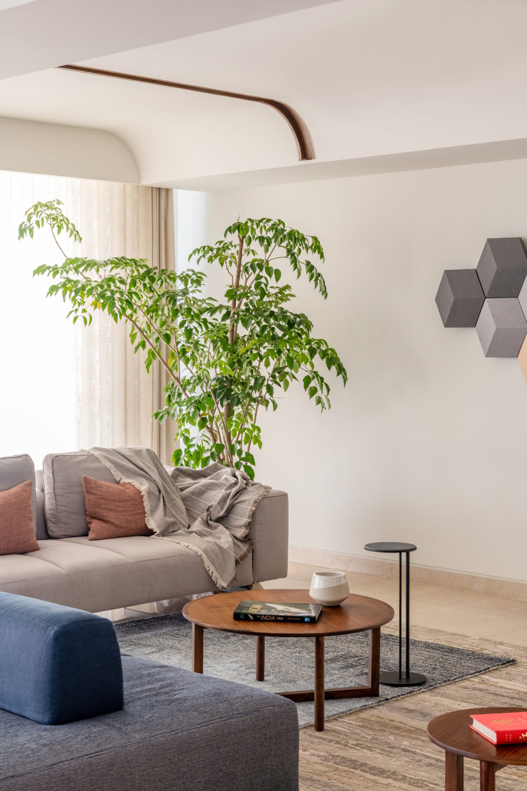 Elegance and Playfulness: Exploring the Magnolias Apartment by Chalk ...