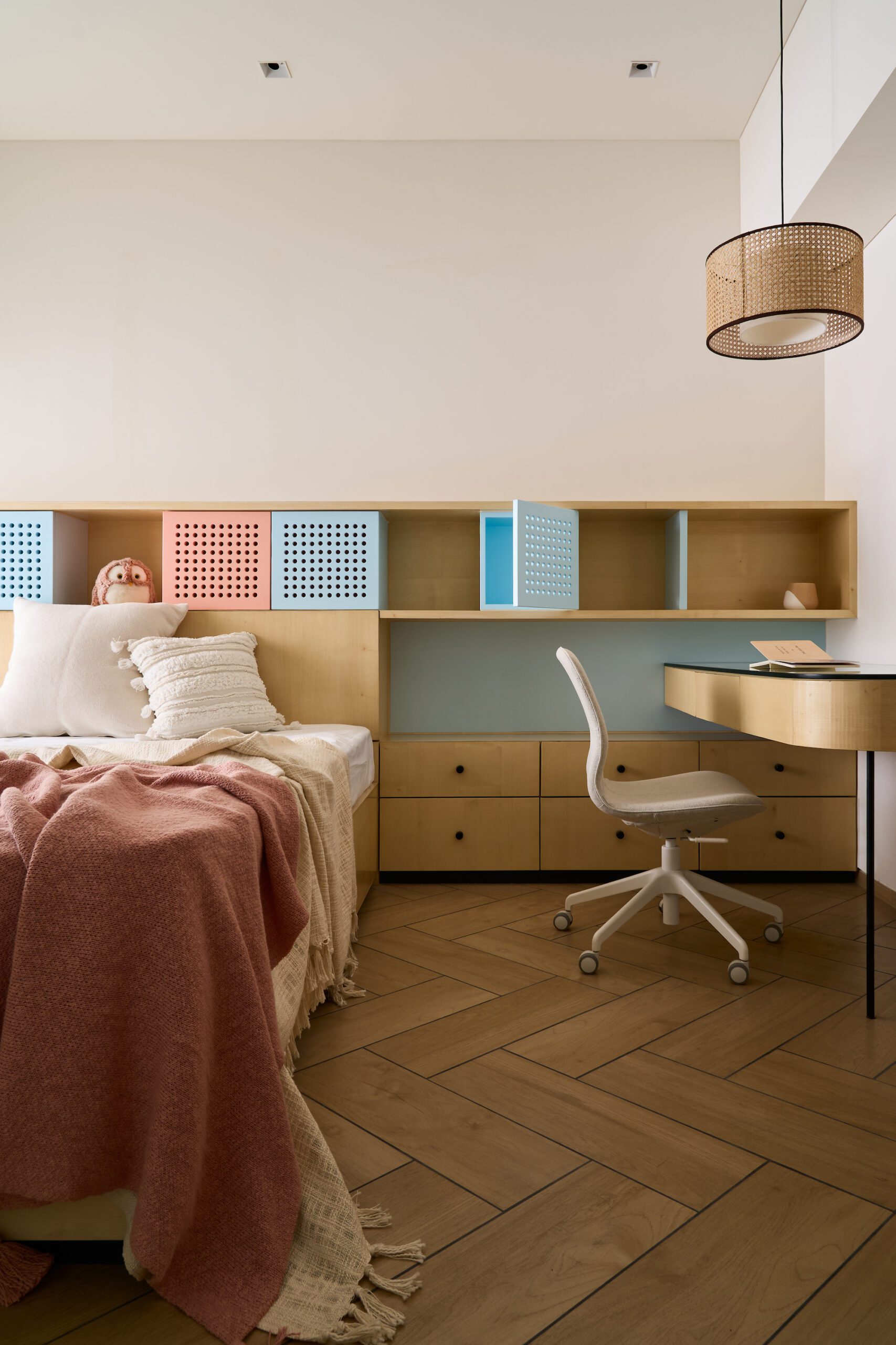 Liminal Living: A Dynamic Fusion of Geometry, Color, and Comfort in an ...